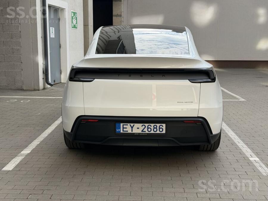 White Tesla Model Y 2025 in Riga, with an engine capacity of 0.00 L and mileage of 13 thousand km for 53500 €, photo 4 on AUTOMOTO.COM.LV