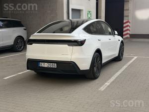 White Tesla Model Y 2025 in Riga, with an engine capacity of 0.00 L and mileage of 13 thousand km for 53500 €, photo 5 on AUTOMOTO.COM.LV