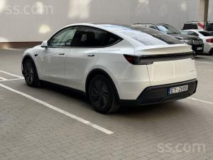 White Tesla Model Y 2025 in Riga, with an engine capacity of 0.00 L and mileage of 13 thousand km for 53500 €, photo 6 on AUTOMOTO.COM.LV