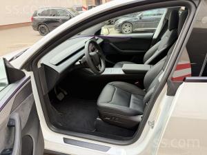 White Tesla Model Y 2025 in Riga, with an engine capacity of 0.00 L and mileage of 13 thousand km for 53500 €, photo 7 on AUTOMOTO.COM.LV