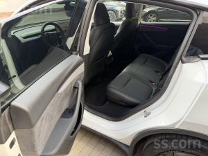 White Tesla Model Y 2025 in Riga, with an engine capacity of 0.00 L and mileage of 13 thousand km for 53500 €, photo 8 on AUTOMOTO.COM.LV