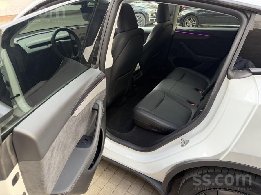 White Tesla Model Y 2025 in Riga, with an engine capacity of 0.00 L and mileage of 13 thousand km for 53500 €, photo 8 on AUTOMOTO.COM.LV