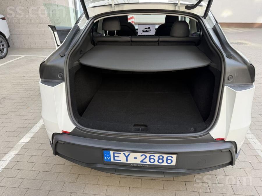 White Tesla Model Y 2025 in Riga, with an engine capacity of 0.00 L and mileage of 13 thousand km for 53500 €, photo 10 on AUTOMOTO.COM.LV