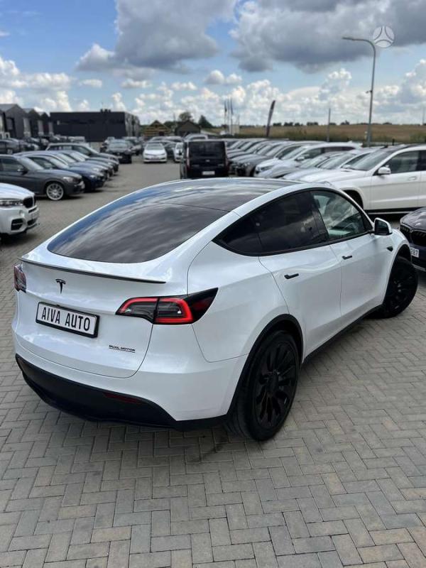 White Tesla Model Y 2025 in Kaunas, with an engine capacity of 0.00 L and mileage of 7 thousand km for 38500 €, photo 9 on AUTOMOTO.COM.LV