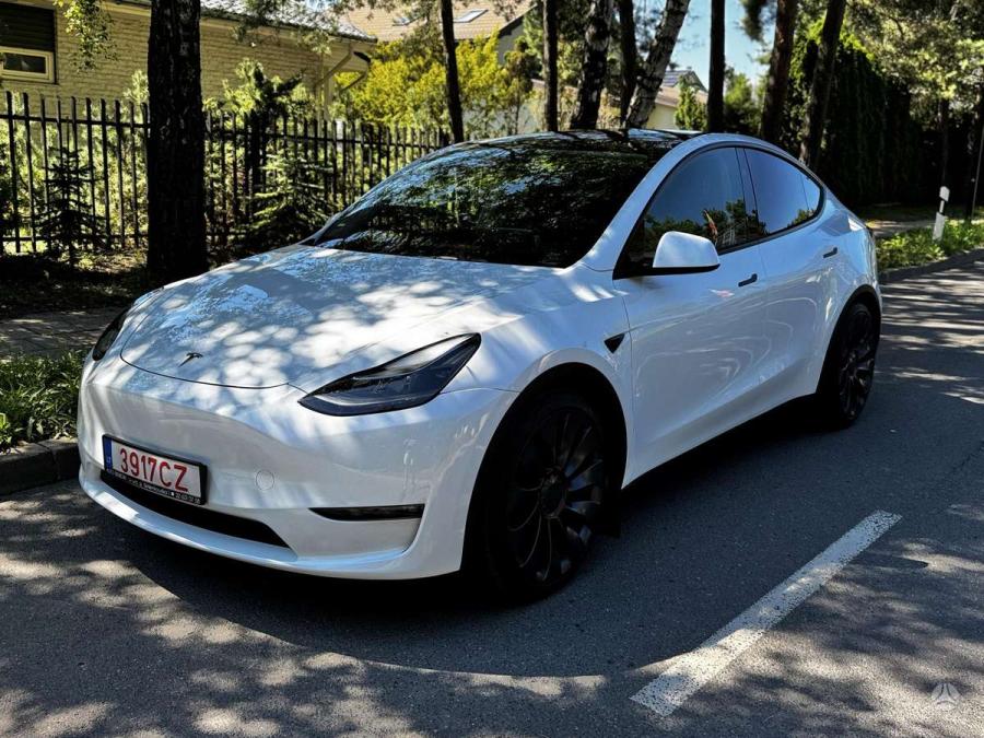 White Tesla Model Y 2025 in Vilnius, with an engine capacity of 0.00 L and mileage of 18 thousand km for 39930 €, photo 1 on AUTOMOTO.COM.LV