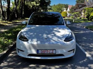White Tesla Model Y 2025 in Vilnius, with an engine capacity of 0.00 L and mileage of 18 thousand km for 39930 €, photo 3 on AUTOMOTO.COM.LV