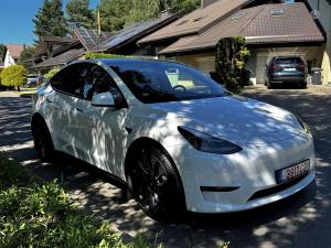 White Tesla Model Y 2025 in Vilnius, with an engine capacity of 0.00 L and mileage of 18 thousand km for 39930 €, photo 4 on AUTOMOTO.COM.LV