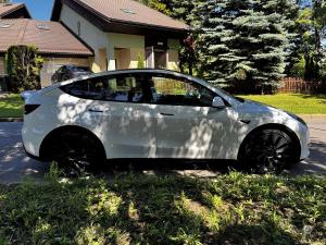 White Tesla Model Y 2025 in Vilnius, with an engine capacity of 0.00 L and mileage of 18 thousand km for 39930 €, photo 5 on AUTOMOTO.COM.LV