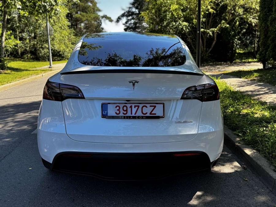 White Tesla Model Y 2025 in Vilnius, with an engine capacity of 0.00 L and mileage of 18 thousand km for 39930 €, photo 7 on AUTOMOTO.COM.LV