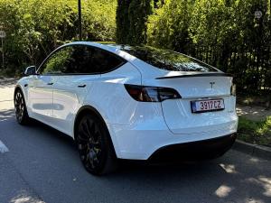 White Tesla Model Y 2025 in Vilnius, with an engine capacity of 0.00 L and mileage of 18 thousand km for 39930 €, photo 8 on AUTOMOTO.COM.LV
