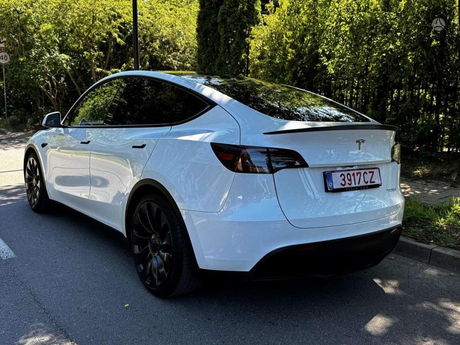 White Tesla Model Y 2025 in Vilnius, with an engine capacity of 0.00 L and mileage of 18 thousand km for 39930 €, photo 8 on AUTOMOTO.COM.LV