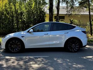 White Tesla Model Y 2025 in Vilnius, with an engine capacity of 0.00 L and mileage of 18 thousand km for 39930 €, photo 9 on AUTOMOTO.COM.LV