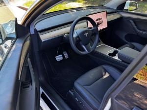White Tesla Model Y 2025 in Vilnius, with an engine capacity of 0.00 L and mileage of 18 thousand km for 39930 €, photo 10 on AUTOMOTO.COM.LV