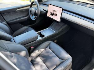 White Tesla Model Y 2025 in Vilnius, with an engine capacity of 0.00 L and mileage of 18 thousand km for 39930 €, photo 11 on AUTOMOTO.COM.LV