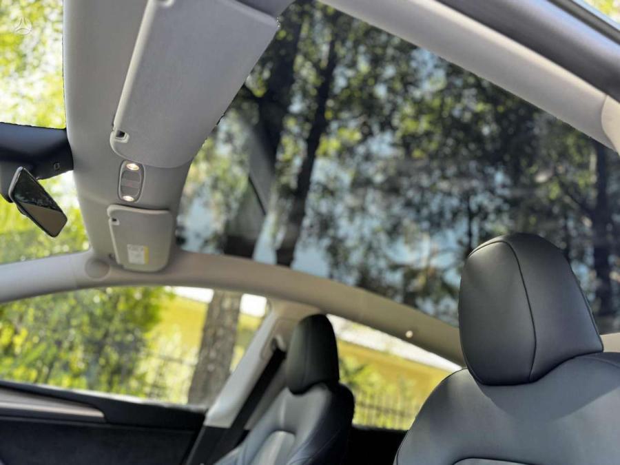 White Tesla Model Y 2025 in Vilnius, with an engine capacity of 0.00 L and mileage of 18 thousand km for 39930 €, photo 13 on AUTOMOTO.COM.LV
