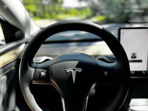 White Tesla Model Y 2025 in Vilnius, with an engine capacity of 0.00 L and mileage of 18 thousand km for 39930 €, photo 14 on AUTOMOTO.COM.LV