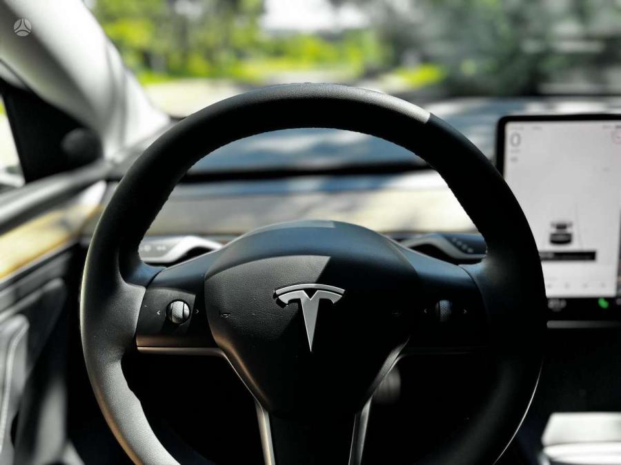 White Tesla Model Y 2025 in Vilnius, with an engine capacity of 0.00 L and mileage of 18 thousand km for 39930 €, photo 14 on AUTOMOTO.COM.LV