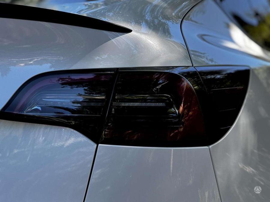 White Tesla Model Y 2025 in Vilnius, with an engine capacity of 0.00 L and mileage of 18 thousand km for 39930 €, photo 18 on AUTOMOTO.COM.LV