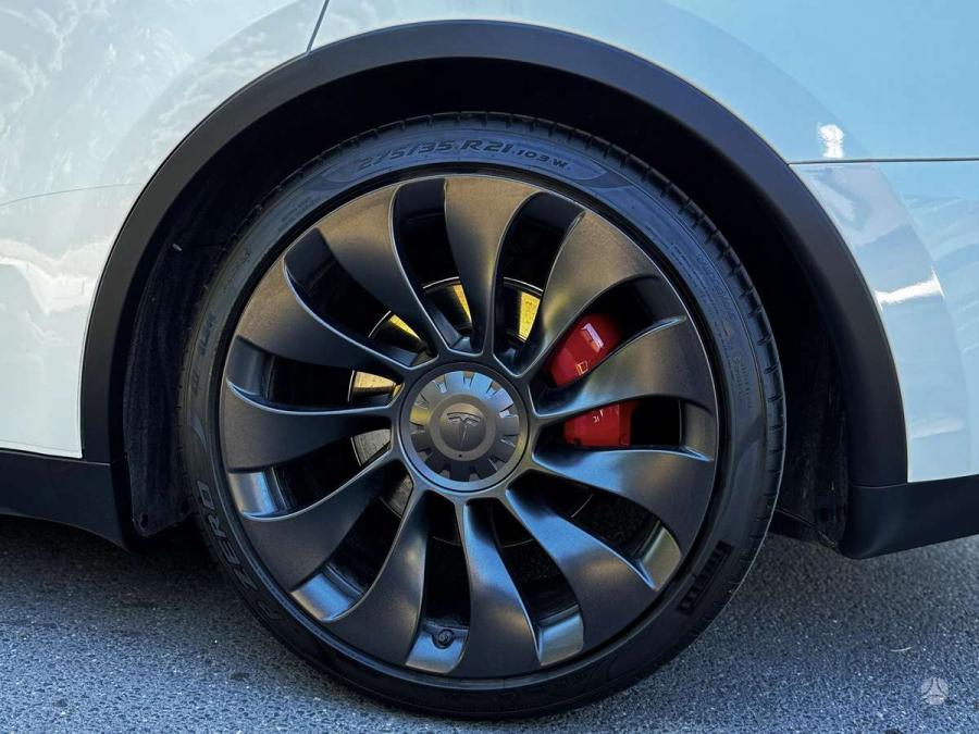 White Tesla Model Y 2025 in Vilnius, with an engine capacity of 0.00 L and mileage of 18 thousand km for 39930 €, photo 20 on AUTOMOTO.COM.LV