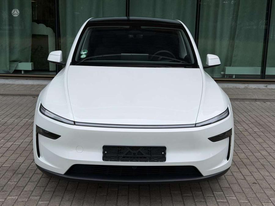 White Tesla Model Y 2025 in Kaunas, with an engine capacity of 0.00 L and mileage of 40 thousand km for 40414 €, photo 3 on AUTOMOTO.COM.LV