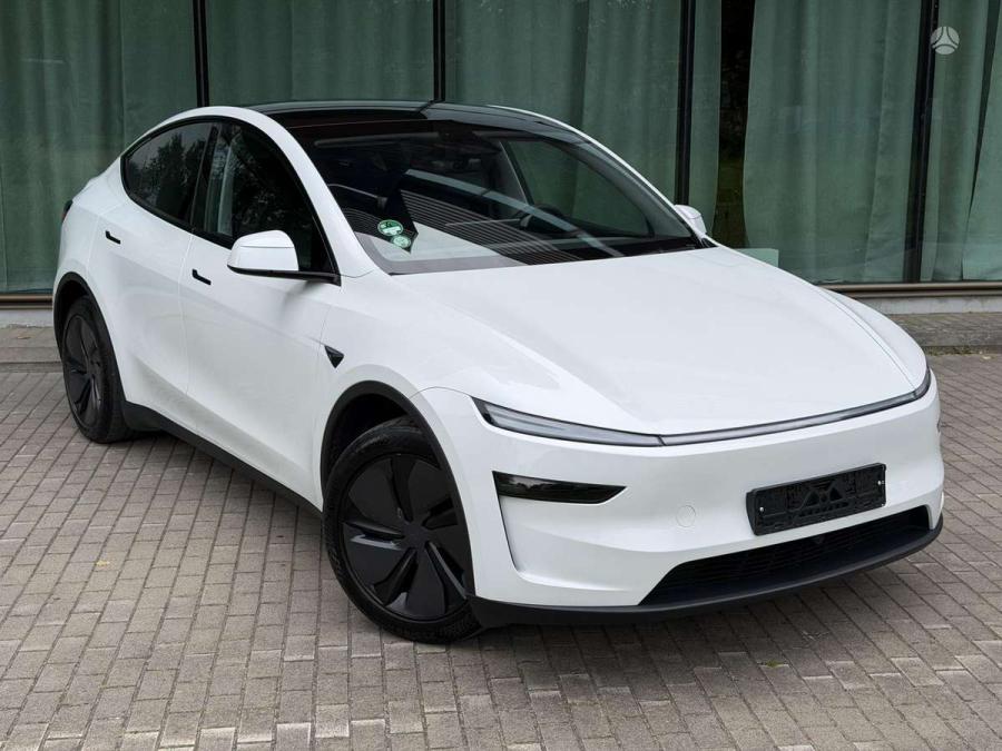 White Tesla Model Y 2025 in Kaunas, with an engine capacity of 0.00 L and mileage of 40 thousand km for 40414 €, photo 4 on AUTOMOTO.COM.LV