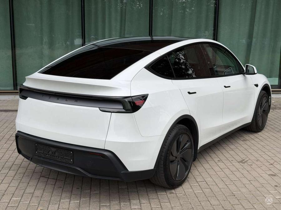 White Tesla Model Y 2025 in Kaunas, with an engine capacity of 0.00 L and mileage of 40 thousand km for 40414 €, photo 5 on AUTOMOTO.COM.LV