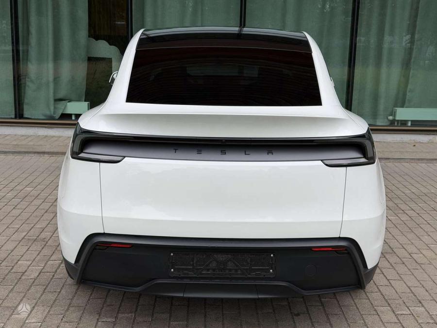 White Tesla Model Y 2025 in Kaunas, with an engine capacity of 0.00 L and mileage of 40 thousand km for 40414 €, photo 6 on AUTOMOTO.COM.LV