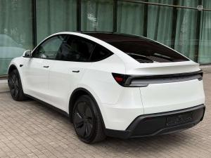 White Tesla Model Y 2025 in Kaunas, with an engine capacity of 0.00 L and mileage of 40 thousand km for 40414 €, photo 7 on AUTOMOTO.COM.LV