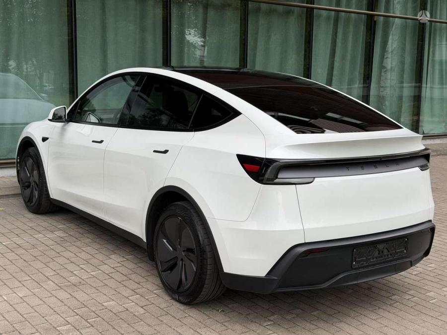 White Tesla Model Y 2025 in Kaunas, with an engine capacity of 0.00 L and mileage of 40 thousand km for 40414 €, photo 7 on AUTOMOTO.COM.LV