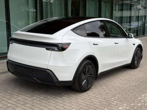 White Tesla Model Y 2025 in Kaunas, with an engine capacity of 0.00 L and mileage of 40 thousand km for 40414 €, photo 10 on AUTOMOTO.COM.LV