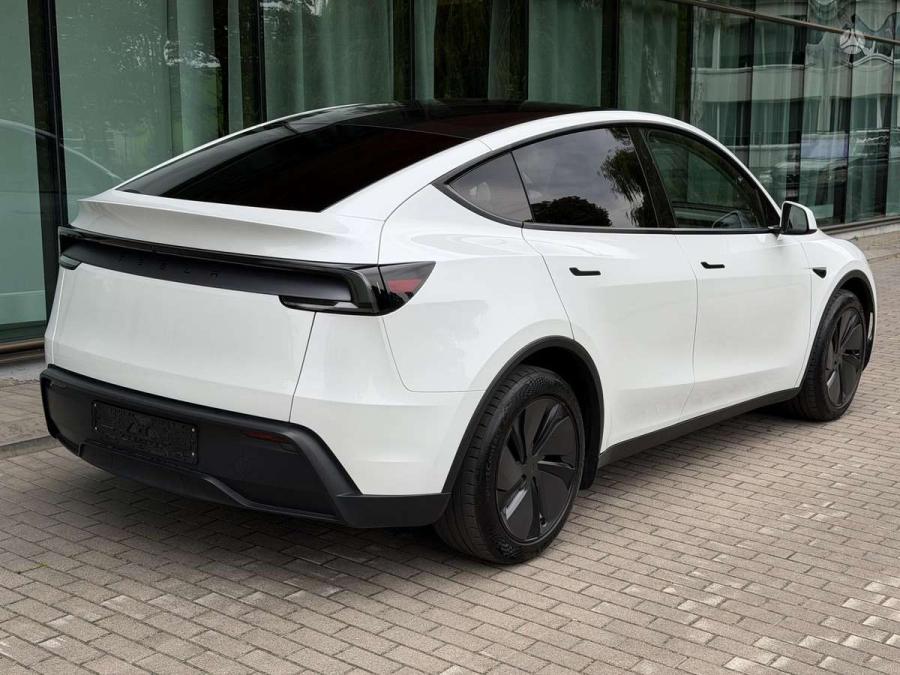 White Tesla Model Y 2025 in Kaunas, with an engine capacity of 0.00 L and mileage of 40 thousand km for 40414 €, photo 10 on AUTOMOTO.COM.LV