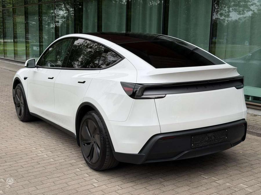 White Tesla Model Y 2025 in Kaunas, with an engine capacity of 0.00 L and mileage of 40 thousand km for 40414 €, photo 11 on AUTOMOTO.COM.LV