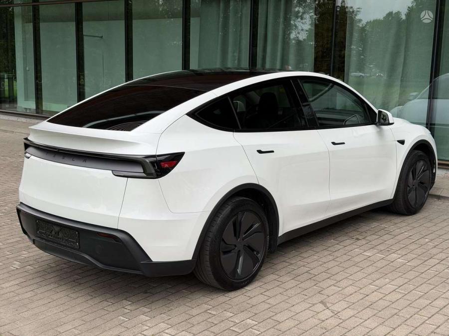 White Tesla Model Y 2025 in Kaunas, with an engine capacity of 0.00 L and mileage of 40 thousand km for 40414 €, photo 14 on AUTOMOTO.COM.LV
