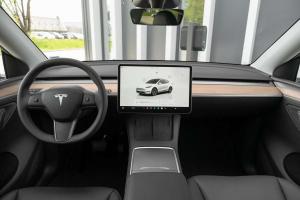 Белый Тесла Модель Y 2025 в Вильнюс, объемом двигателя 0.00 л и пробегом 3 тыс. км за 43900 €, фото 19 на AUTOMOTO.COM.LV