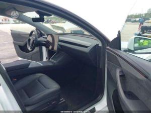 White Tesla Model Y 2026 in Klaipeda, with an engine capacity of 0.00 L and mileage of 13 thousand km for 18500 €, photo 6 on AUTOMOTO.COM.LV