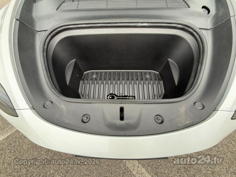 Balts Tesla Model Y 2021 Tallina, ar dzinēja tilpumu 0.00 L un nobraukumu 133 tūkst. km par 28999 €, foto 18 vietnē AUTOMOTO.COM.LV