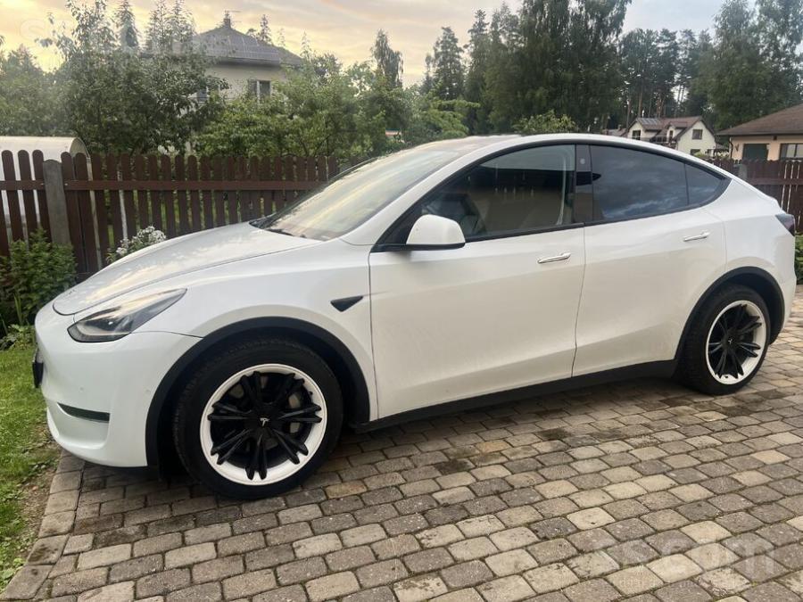 White Tesla Model Y 2021 in Riga, with an engine capacity of 0.00 L and mileage of 193 thousand km for 26000 €, photo 1 on AUTOMOTO.COM.LV