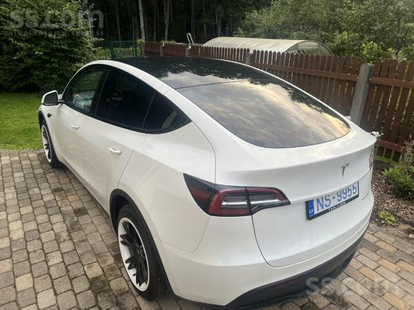 White Tesla Model Y 2021 in Riga, with an engine capacity of 0.00 L and mileage of 193 thousand km for 26000 €, photo 4 on AUTOMOTO.COM.LV
