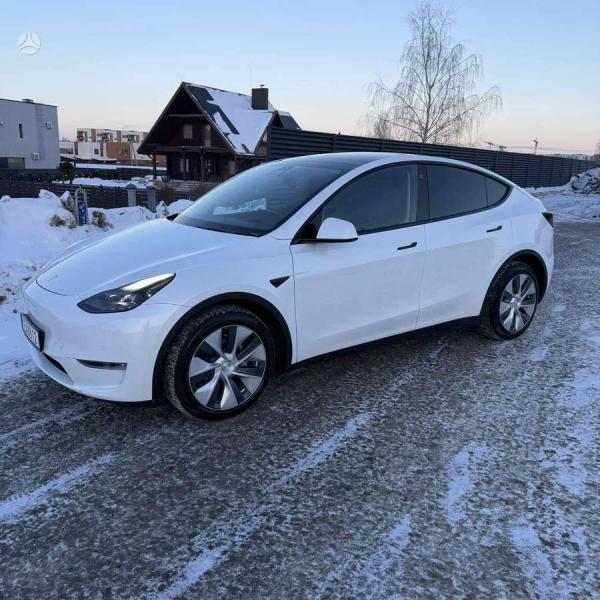 White Tesla Model Y 2022 in Vilnius, with an engine capacity of 0.00 L and mileage of 62 thousand km for 26500 €, photo 1 on AUTOMOTO.COM.LV