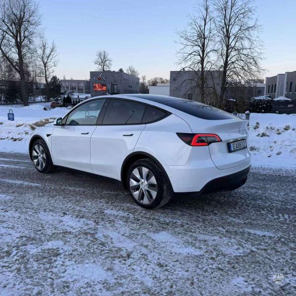 White Tesla Model Y 2022 in Vilnius, with an engine capacity of 0.00 L and mileage of 62 thousand km for 26500 €, photo 2 on AUTOMOTO.COM.LV