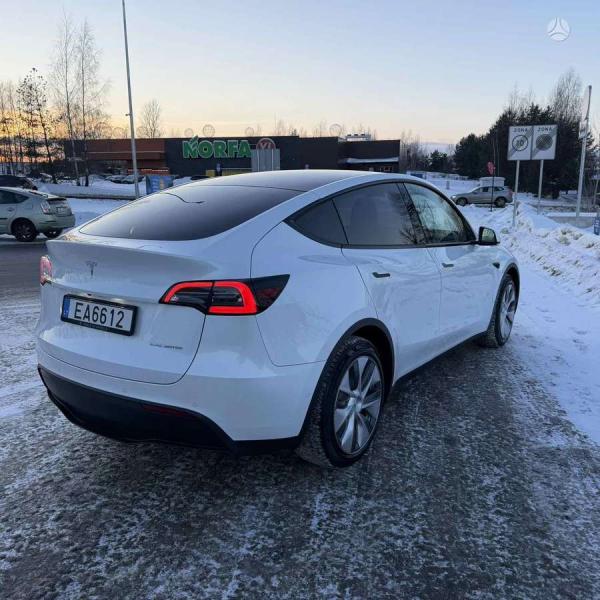 White Tesla Model Y 2022 in Vilnius, with an engine capacity of 0.00 L and mileage of 62 thousand km for 26500 €, photo 3 on AUTOMOTO.COM.LV