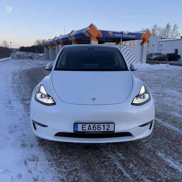 White Tesla Model Y 2022 in Vilnius, with an engine capacity of 0.00 L and mileage of 62 thousand km for 26500 €, photo 4 on AUTOMOTO.COM.LV