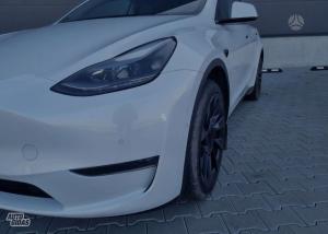 White Tesla Model Y 2022 in Siauliai, with an engine capacity of 0.00 L and mileage of 100 thousand km for 27500 €, photo 3 on AUTOMOTO.COM.LV