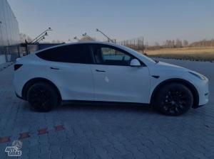 White Tesla Model Y 2022 in Siauliai, with an engine capacity of 0.00 L and mileage of 100 thousand km for 27500 €, photo 7 on AUTOMOTO.COM.LV