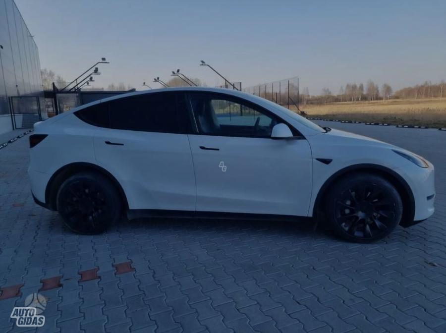 White Tesla Model Y 2022 in Siauliai, with an engine capacity of 0.00 L and mileage of 100 thousand km for 27500 €, photo 7 on AUTOMOTO.COM.LV