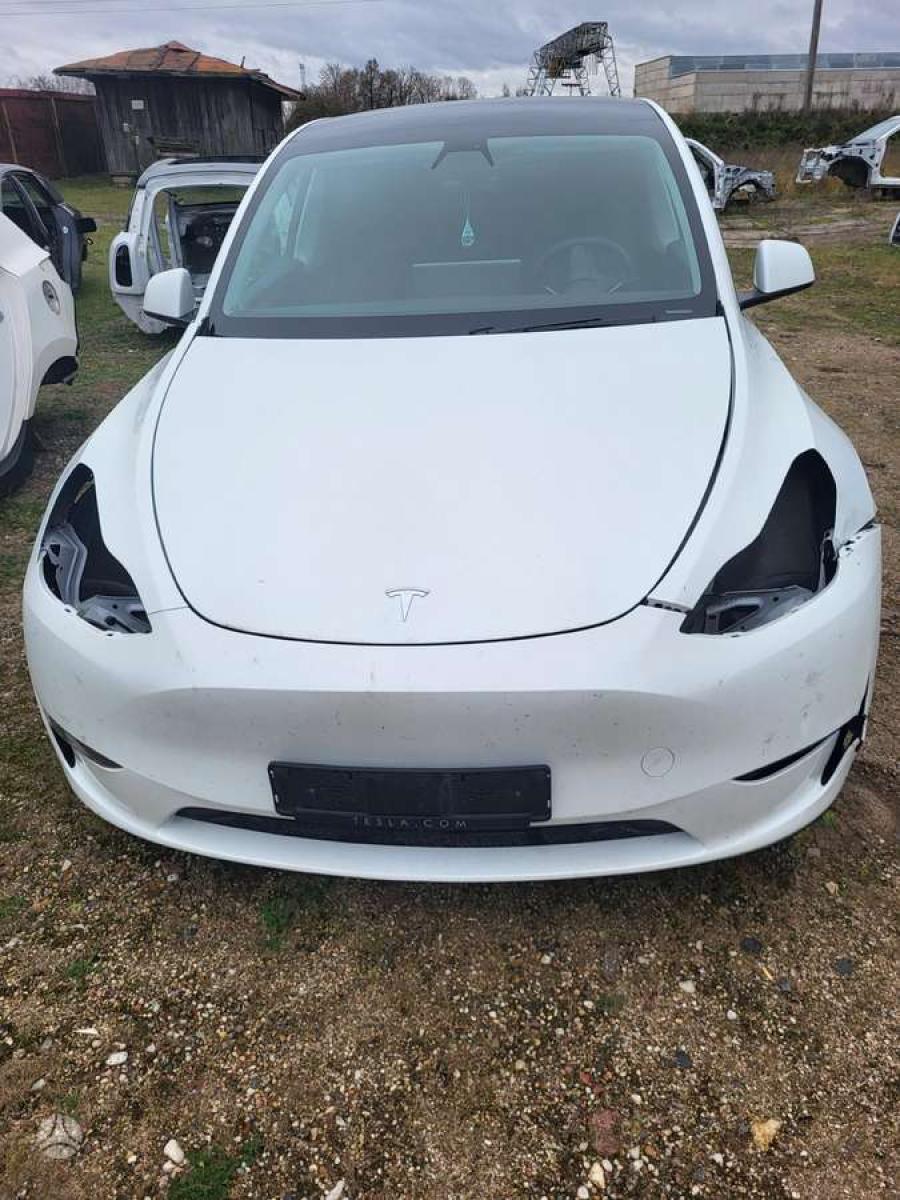 White Tesla Model Y 2022 in Vilnius, with an engine capacity of 0.00 L and mileage of 30 thousand km for 15000 €, photo 1 on AUTOMOTO.COM.LV