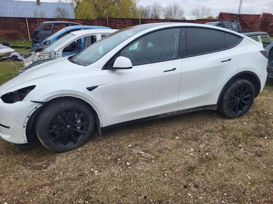 White Tesla Model Y 2022 in Vilnius, with an engine capacity of 0.00 L and mileage of 30 thousand km for 15000 €, photo 2 on AUTOMOTO.COM.LV