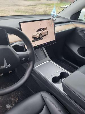White Tesla Model Y 2022 in Vilnius, with an engine capacity of 0.00 L and mileage of 30 thousand km for 15000 €, photo 4 on AUTOMOTO.COM.LV