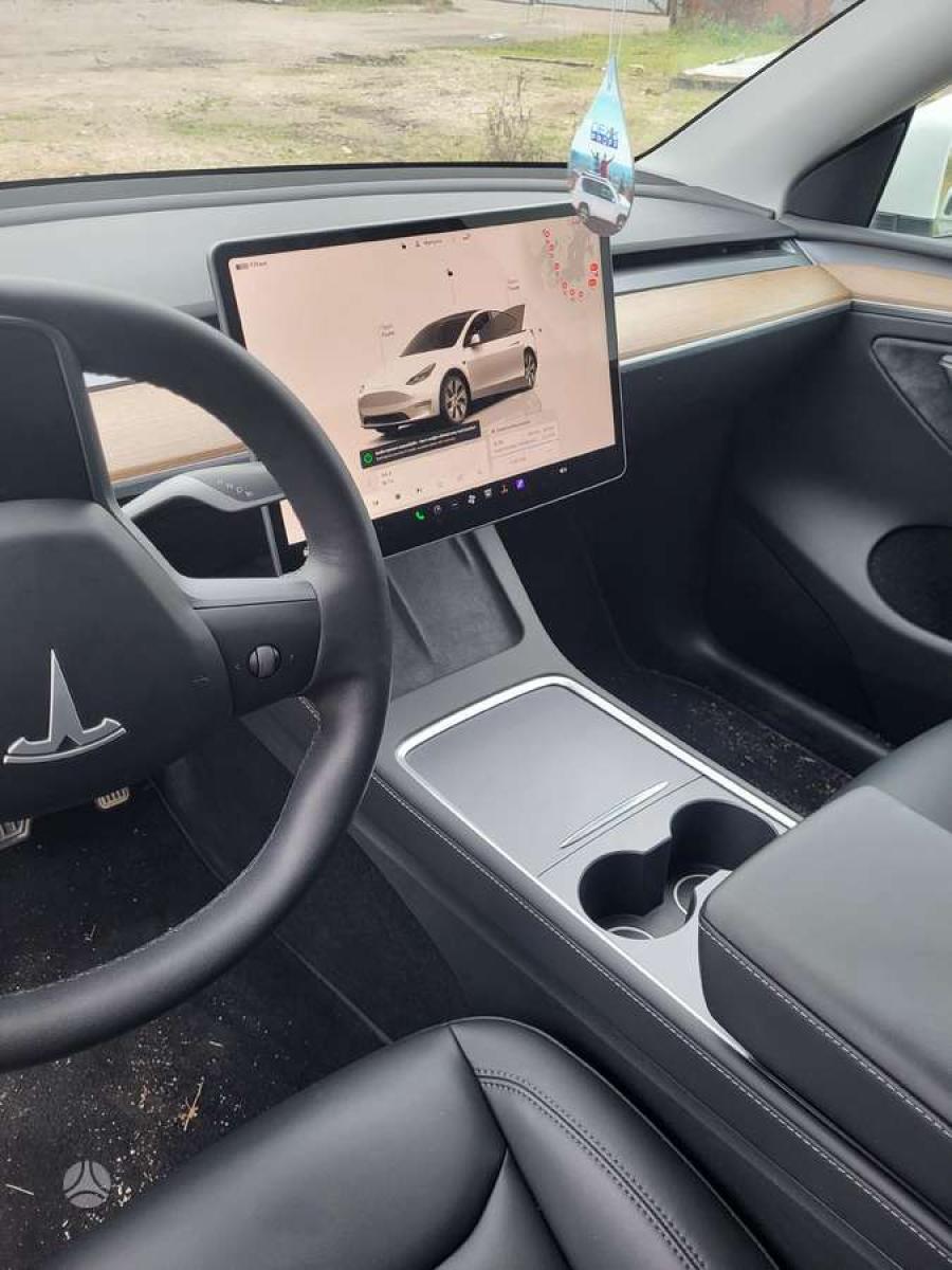 White Tesla Model Y 2022 in Vilnius, with an engine capacity of 0.00 L and mileage of 30 thousand km for 15000 €, photo 4 on AUTOMOTO.COM.LV