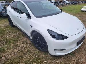 White Tesla Model Y 2022 in Vilnius, with an engine capacity of 0.00 L and mileage of 30 thousand km for 15000 €, photo 8 on AUTOMOTO.COM.LV